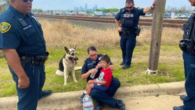 Un perro protege en las vías del tren a un niño de 5 años con síndrome ...